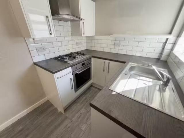 Just in! 1 BA 2 bedroom terraced house for rent in Vale Road.