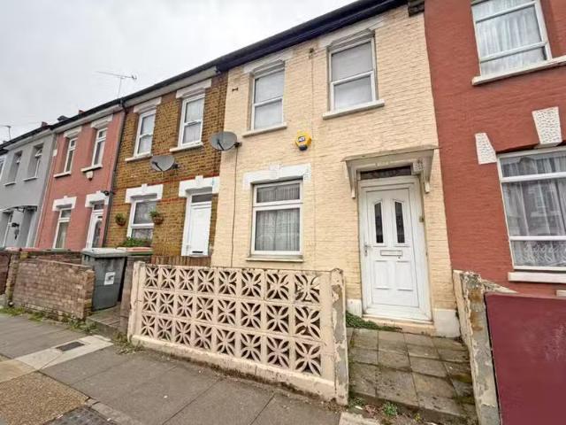 Unique 1 BA 2 bedroom terraced house for rent in Wakefield Str.
