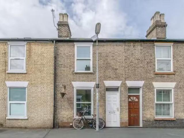 Charming 1 BA 2 bedroom terraced house for rent in York Street.
