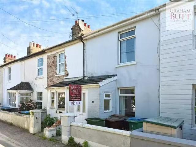 Charming 1 BA 2 bedroom terraced house for rent in Beaconsfiel.