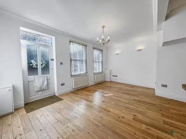 Cheap 1 BA 2 bedroom terraced house for rent in Chancery Lane.