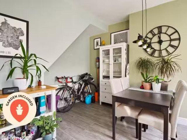 Rental! 1 BA 2 bedroom terraced house for rent in Goulter Stre.