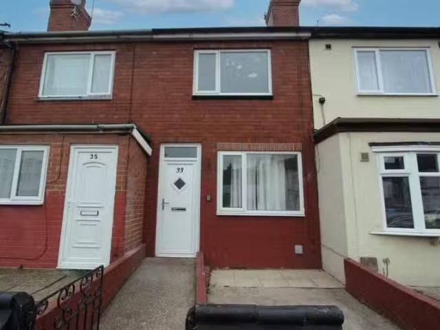 Just in! 1 BA 2 bedroom terraced house for rent in Hunt Lane.
