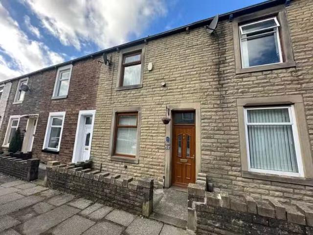 Charming 1 BA 2 bedroom terraced house for rent in Ivan Street.
