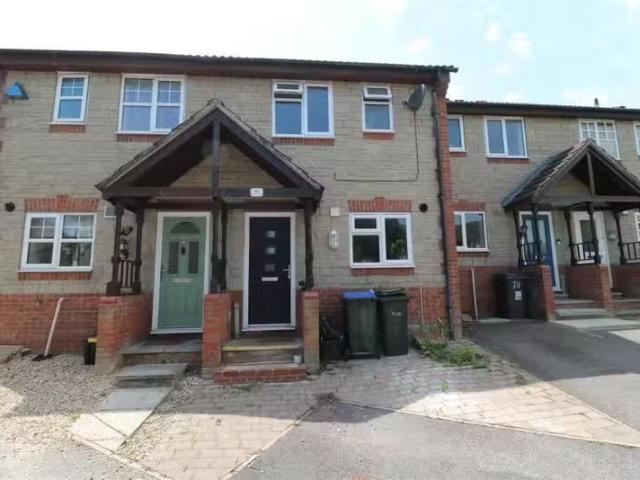 Charming 1 BA 2 bedroom terraced house for rent in Kingfisher.