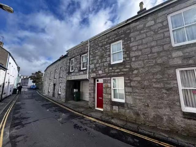 Cheap 1 BA 2 bedroom terraced house for rent in Malew Street.