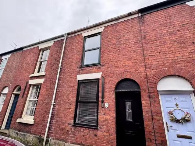 Just in! 1 BA 2 bedroom terraced house for rent in Nelson Stre.