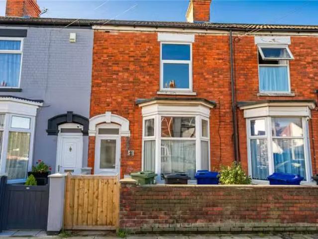 Cozy 1 BA 2 bedroom terraced house for rent in Roberts Street.