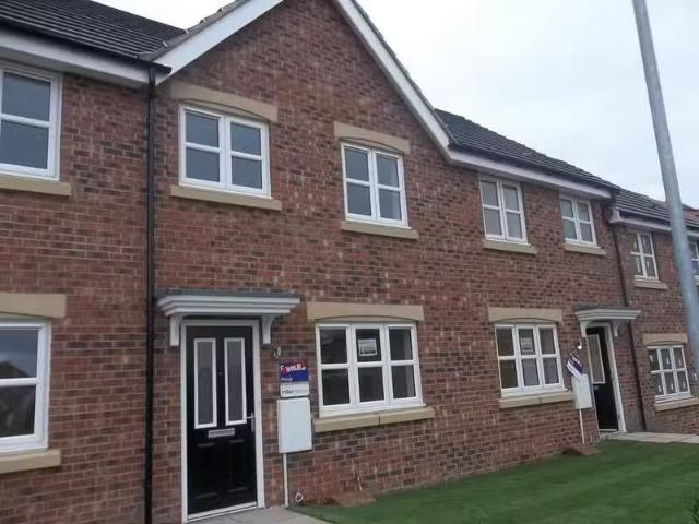 Nice 1 BA 2 bedroom town house for rent in Brewster Road, Gain.