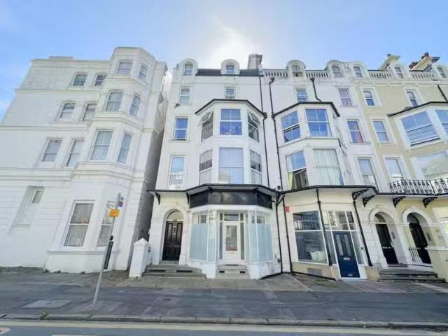 Cozy 1 BA 2 bedroom apartment for rent in Compton Street, East.