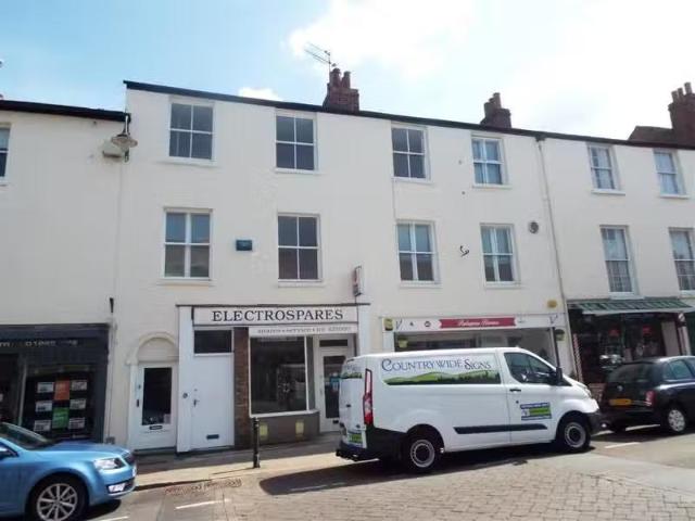 Deal! 1 BA 2 bedroom apartment for rent in Clemens Street, Lea.