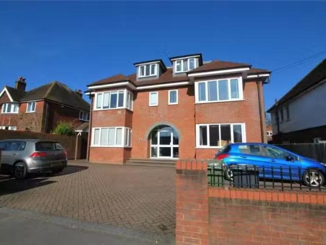 Just in! 1 BA 2 bedroom apartment for rent in Aldershot Road.