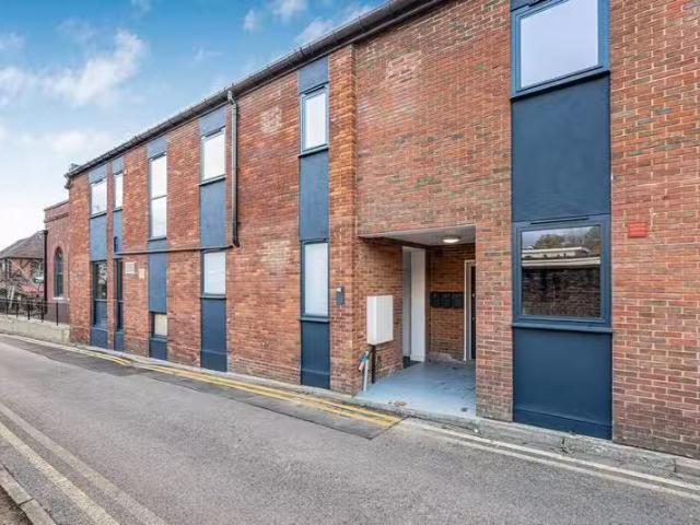 Deal! 1 BA 2 bedroom apartment for rent in Bloggs Way, Cranlei.