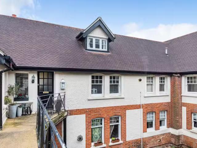 Charming 1 BA 2 bedroom apartment for rent in Dempster House.