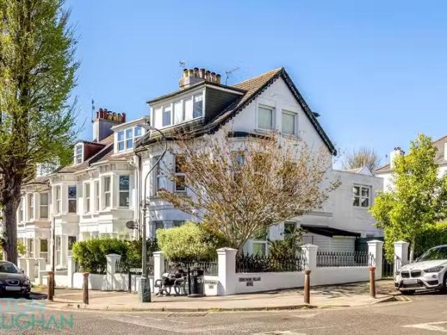 Cozy 1 BA 2 bedroom apartment for rent in Hove Park Villas, Ho.