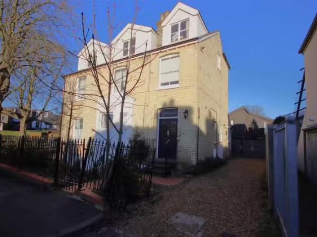 Charming 1 BA 2 bedroom apartment for rent in Hooper Street, C.