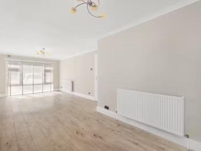 Just in! 1 BA 2 bedroom apartment for rent in Oaklands Road, B.
