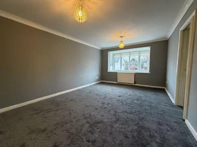 Charming 1 BA 2 bedroom apartment for rent in Saxon Mill Lane.