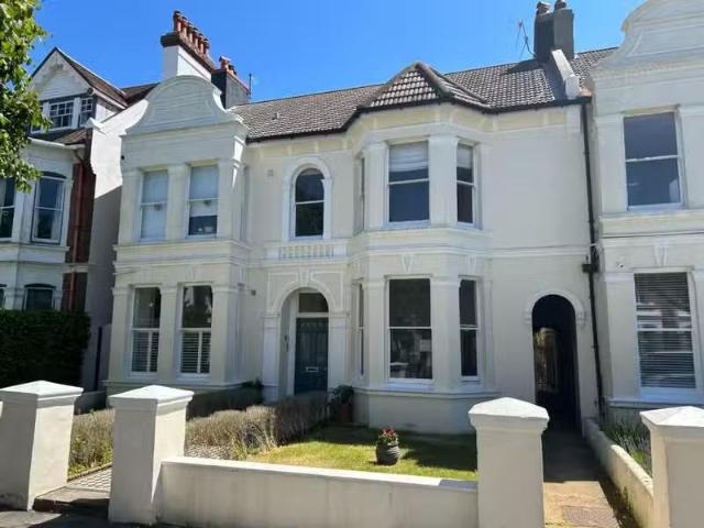 Rental! 1 BA 2 bedroom apartment for rent in Sackville Gardens.