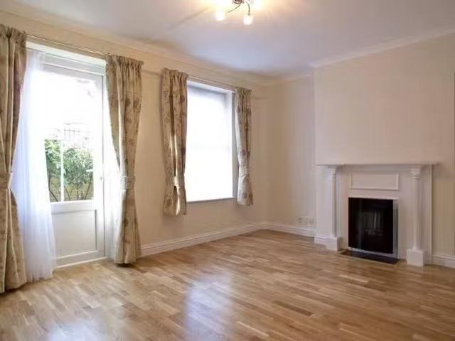 Deal! 1 BA 2 bedroom apartment for rent in Riverside Mansions.