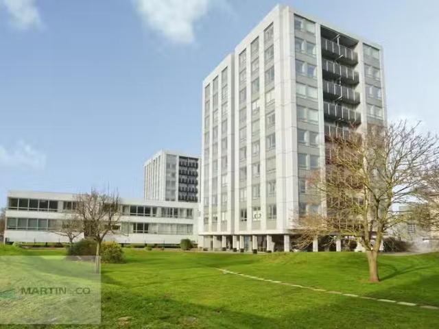 Nice 1 BA 2 bedroom apartment for rent in Wellington Close, KT12