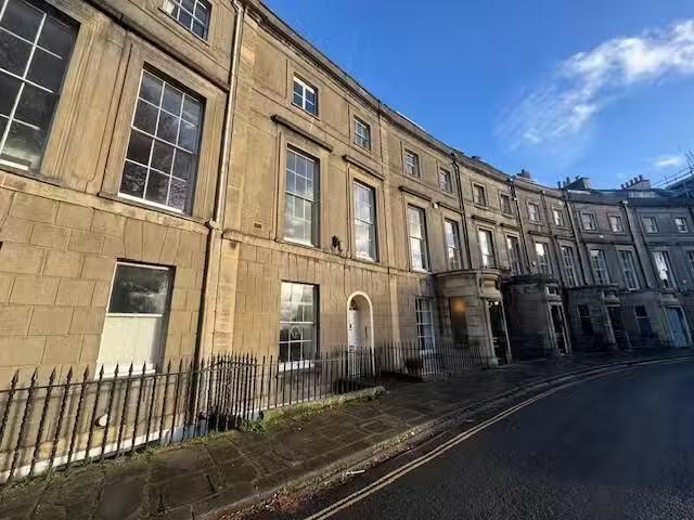Deal! 1 BA 2 bedroom apartment for rent in The Paragon, Clifto.