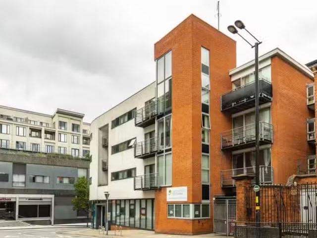 Cozy 1 BA 2 bedroom apartment for rent in Trinity House, Bluch.