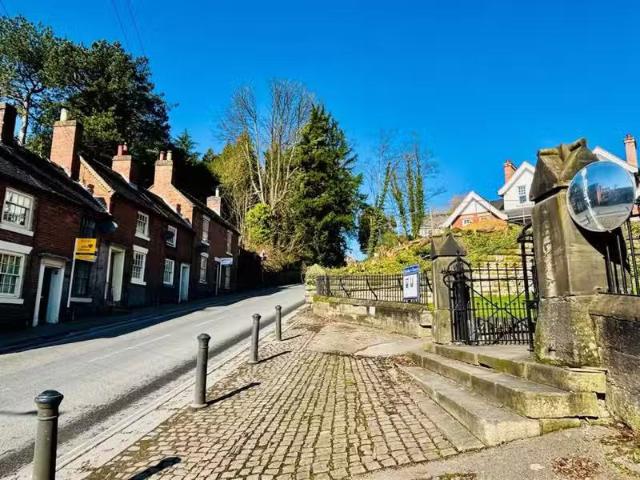 Charming 1 BA 2 bedroom cottage for rent in Buxton Road, Ashbo.