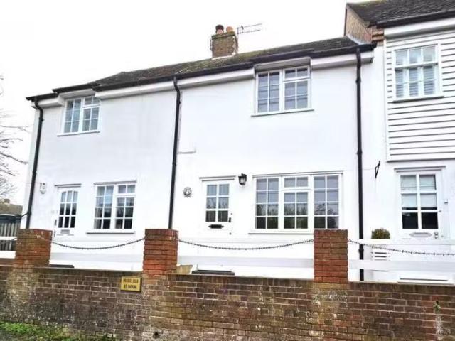 Cozy 1 BA 2 bedroom cottage for rent in Goodban Square Ash Ken.