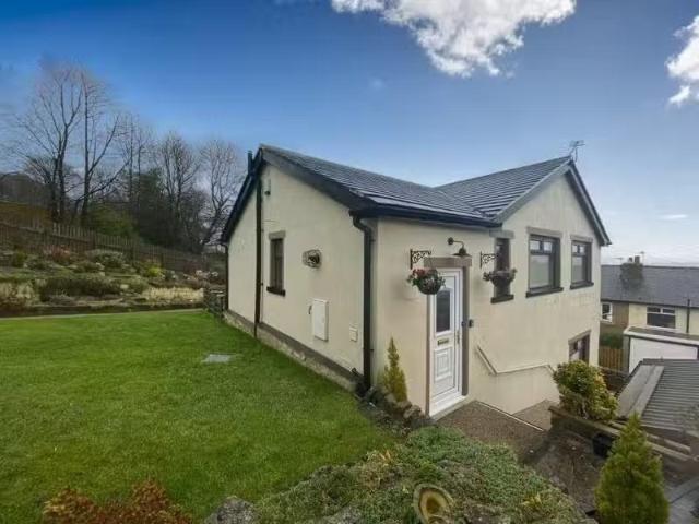 Charming 1 BA 2 bedroom detached bungalow for rent in Braithwa.
