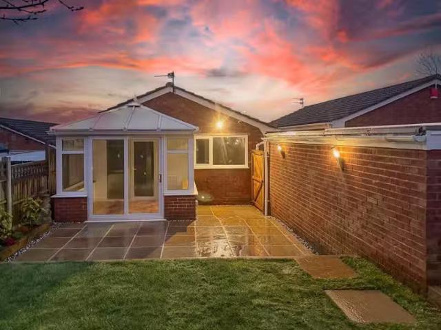 Cheap 1 BA 2 bedroom detached bungalow for rent in Camellia Cl.