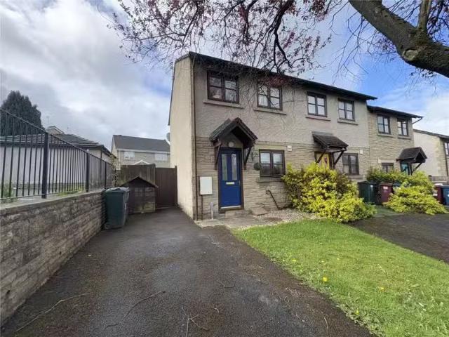 Cozy 1 BA 2 bedroom end of terrace house for rent in Colthirst.