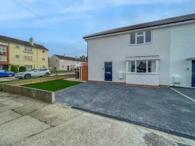 Unique 1 BA 2 bedroom end of terrace house for rent in Hainaul.