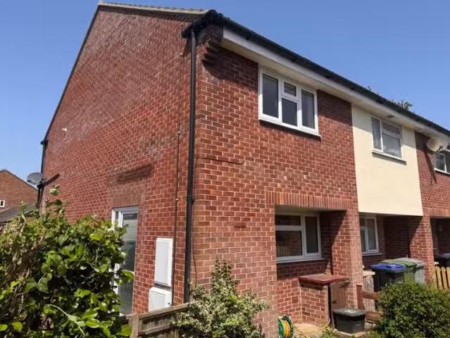 Charming 1 BA 2 bedroom end of terrace house for rent in Hayes.