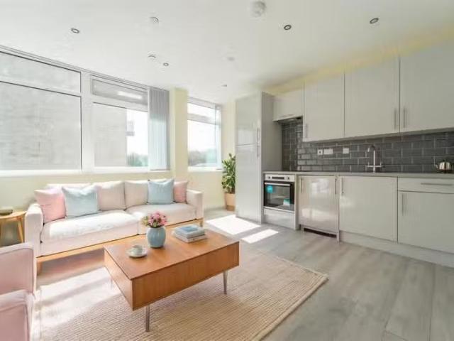 Charming 1 BA 2 bedroom flat for rent in Manchester Road, Burn.