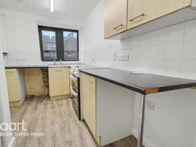 Unique 1 BA 2 bedroom flat for rent in Moorland Road, Weston s.
