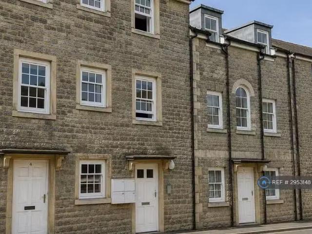 Charming 1 BA 2 bedroom flat for rent in North Street, Wincant.