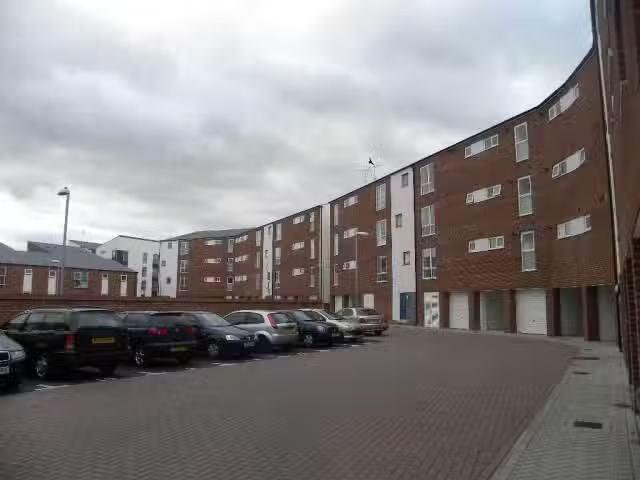 Nice 1 BA 2 bedroom flat for rent in Aviation Avenue, Hatfield.