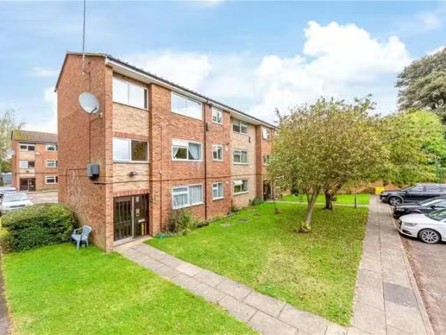 Charming 1 BA 2 bedroom flat for rent in Aysgarth Close, Harpe.