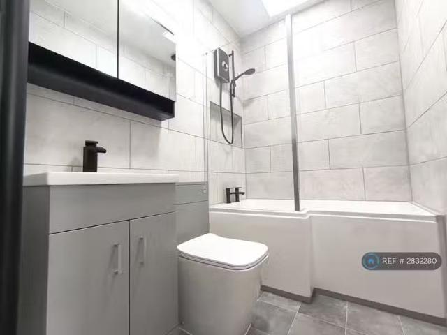 For Rent! 1 BA 2 bedroom flat for rent in Barking Road, London.
