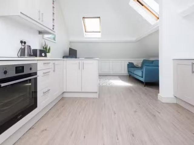 Charming 1 BA 2 bedroom flat for rent in Beechey Road, Bournem.