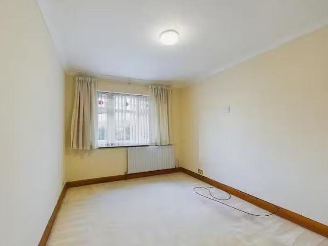 Unique 1 BA 2 bedroom flat for rent in Birchwood Parade, Woods.