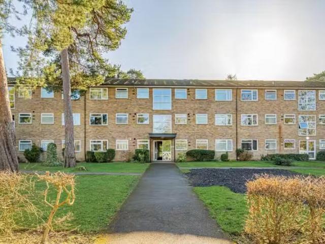 New 1 BA 2 bedroom flat for rent in Brockley Combe, Weybridge.