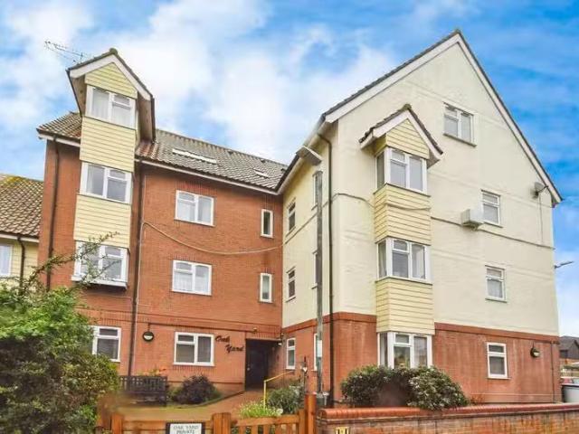 Charming 1 BA 2 bedroom flat for rent in Chapel Street, Halste.