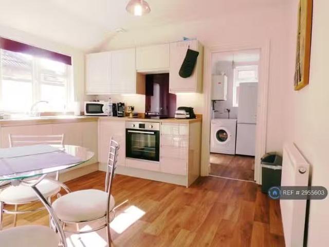 Charming 1 BA 2 bedroom flat for rent in Clifton Road, Littleh.