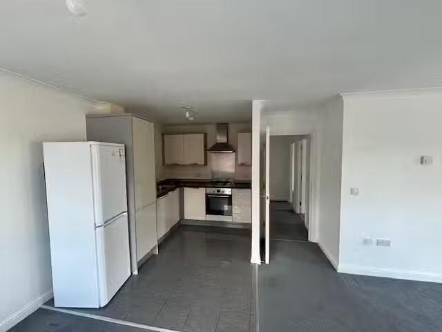 Charming 1 BA 2 bedroom flat for rent in De Havilland Square.