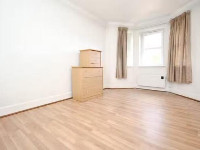 Unique 1 BA 2 bedroom flat for rent in Firs Glen Road, Bournem.