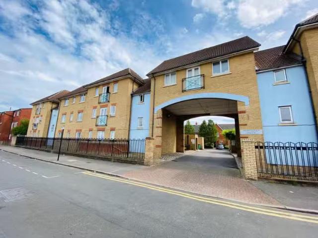 Charming 1 BA 2 bedroom flat for rent in Garvary Road, London.