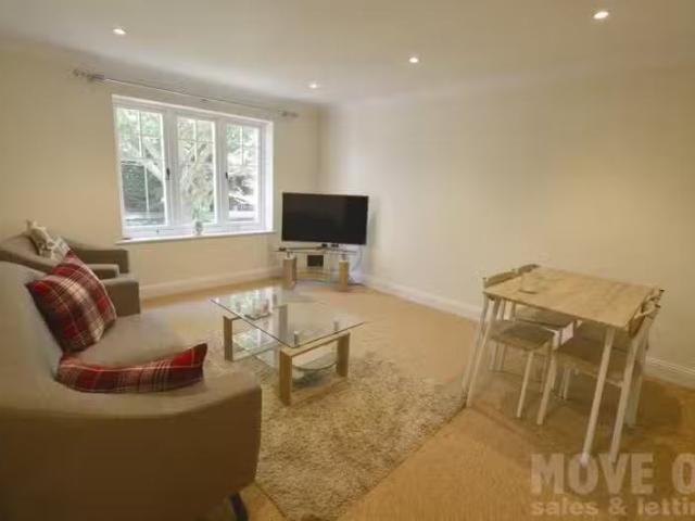 Charming 1 BA 2 bedroom flat for rent in Glenferness Avenue, T.
