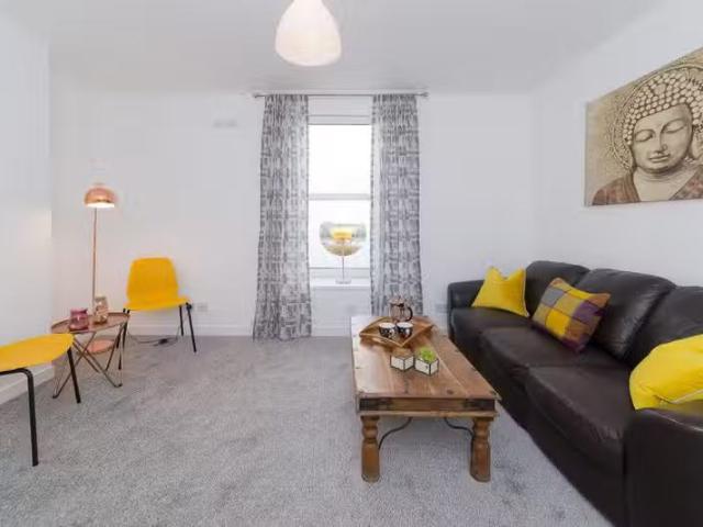Charming 1 BA 2 bedroom flat for rent in Great Northern Road.